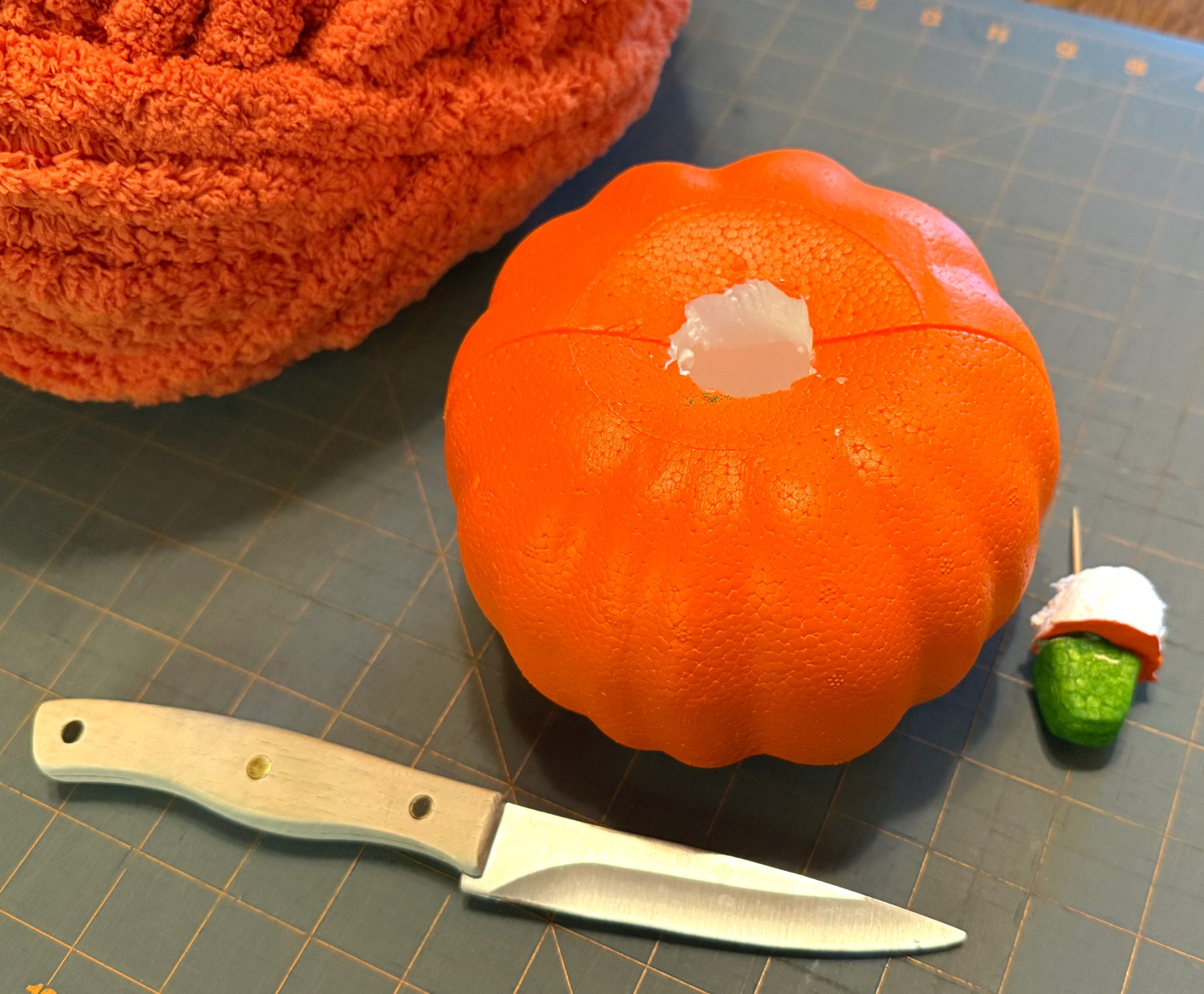 Craft Easy Fuzzy Yarn Pumpkins Tutorial – Craft Picnic