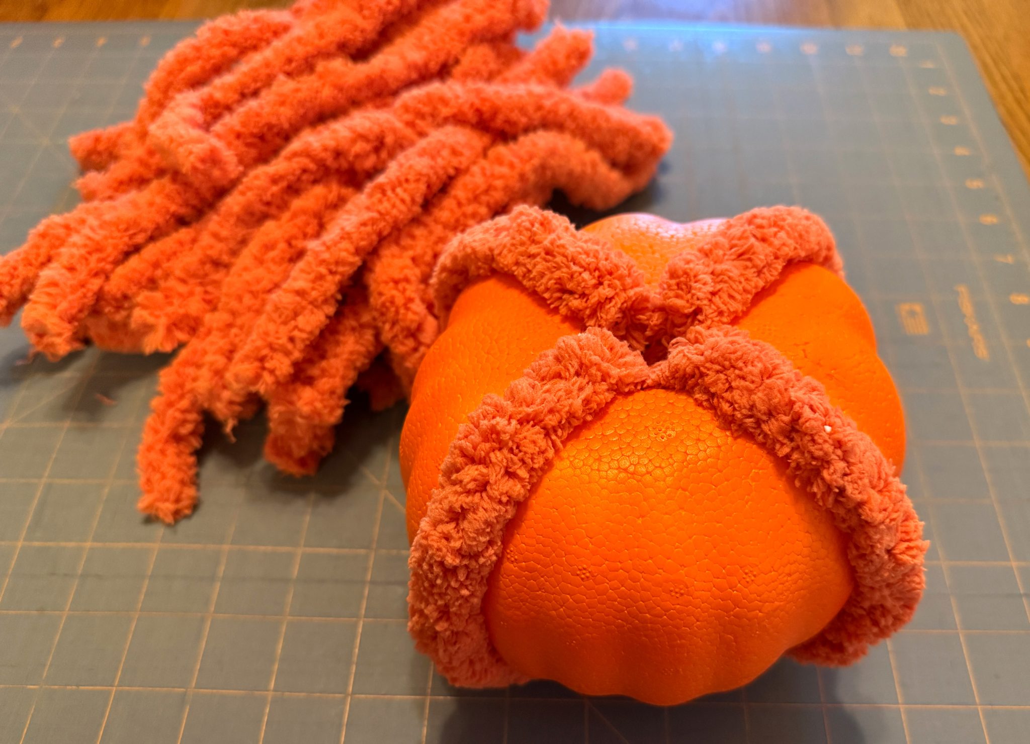 Craft Easy Fuzzy Yarn Pumpkins Tutorial – Craft Picnic