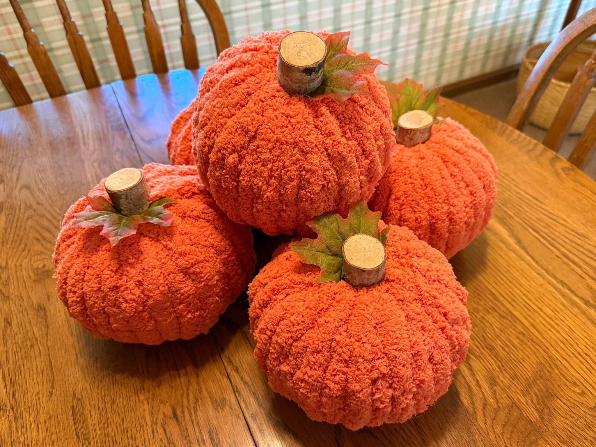 Craft Easy Fuzzy Yarn Pumpkins Tutorial – Craft Picnic